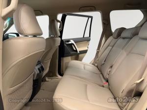 Melns Toyota Land Cruiser 2013 Tallina, ar dzinēja tilpumu 3.00 L un nobraukumu 204 tūkst. km par 27490 €, foto 7 vietnē AUTOMOTO.COM.LV