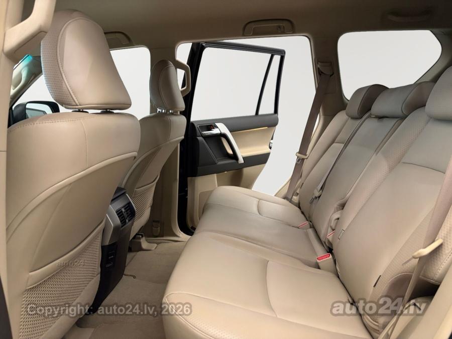 Melns Toyota Land Cruiser 2013 Tallina, ar dzinēja tilpumu 3.00 L un nobraukumu 204 tūkst. km par 27490 €, foto 7 vietnē AUTOMOTO.COM.LV