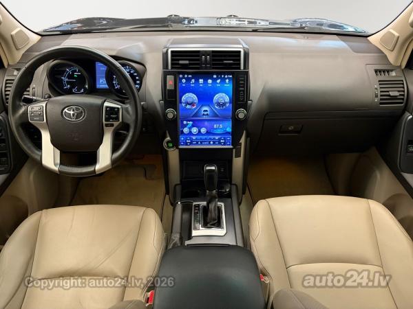 Melns Toyota Land Cruiser 2013 Tallina, ar dzinēja tilpumu 3.00 L un nobraukumu 204 tūkst. km par 27490 €, foto 7 vietnē AUTOMOTO.COM.LV