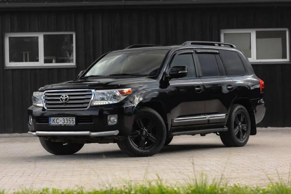 Melns Toyota Land Cruiser 2013 Jelgava, ar dzinēja tilpumu 4.50 L un nobraukumu 439 tūkst. km par 35000 €, foto 1 vietnē AUTOMOTO.COM.LV