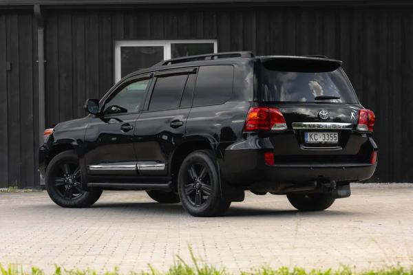 Melns Toyota Land Cruiser 2013 Jelgava, ar dzinēja tilpumu 4.50 L un nobraukumu 439 tūkst. km par 35000 €, foto 4 vietnē AUTOMOTO.COM.LV