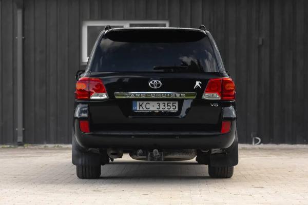 Melns Toyota Land Cruiser 2013 Jelgava, ar dzinēja tilpumu 4.50 L un nobraukumu 439 tūkst. km par 35000 €, foto 6 vietnē AUTOMOTO.COM.LV