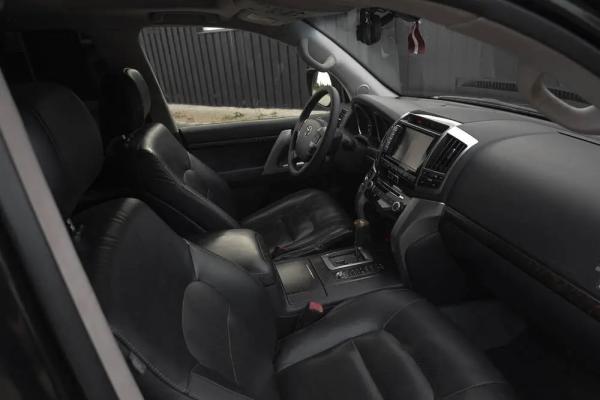 Melns Toyota Land Cruiser 2013 Jelgava, ar dzinēja tilpumu 4.50 L un nobraukumu 439 tūkst. km par 35000 €, foto 8 vietnē AUTOMOTO.COM.LV