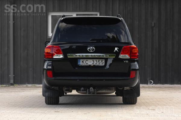 Black Toyota Land Cruiser 2013 in Jelgava, with an engine capacity of 4.50 L and mileage of 441 thousand km for 29000 €, photo 6 on AUTOMOTO.COM.LV