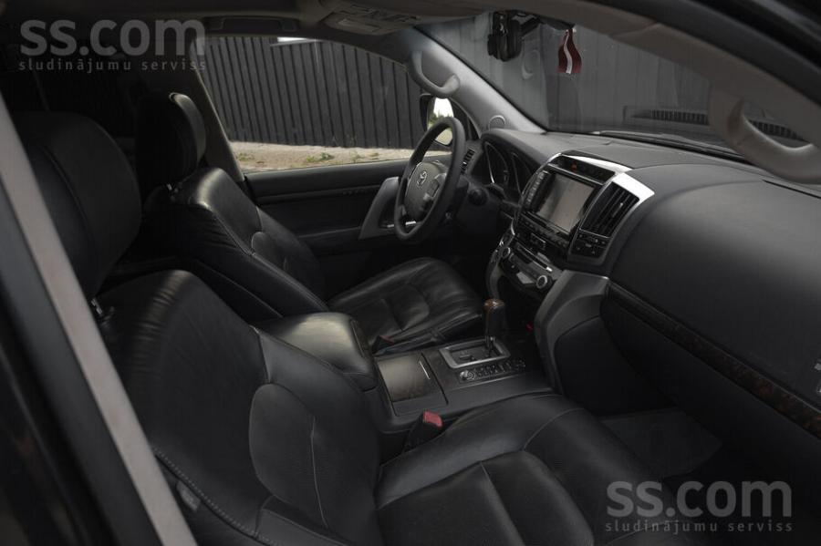 Melns Toyota Land Cruiser 2013 Jelgava, ar dzinēja tilpumu 4.50 L un nobraukumu 441 tūkst. km par 29000 €, foto 9 vietnē AUTOMOTO.COM.LV