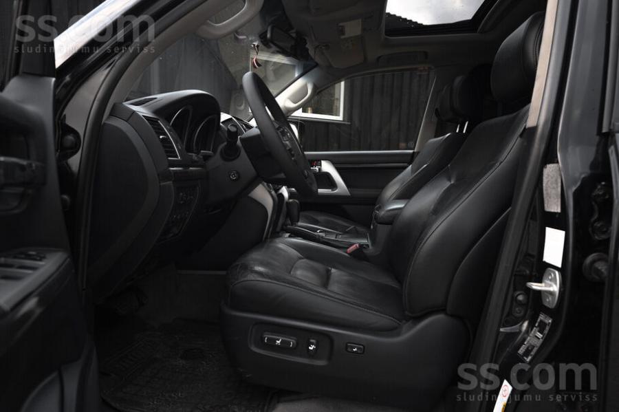 Melns Toyota Land Cruiser 2013 Jelgava, ar dzinēja tilpumu 4.50 L un nobraukumu 441 tūkst. km par 29000 €, foto 24 vietnē AUTOMOTO.COM.LV