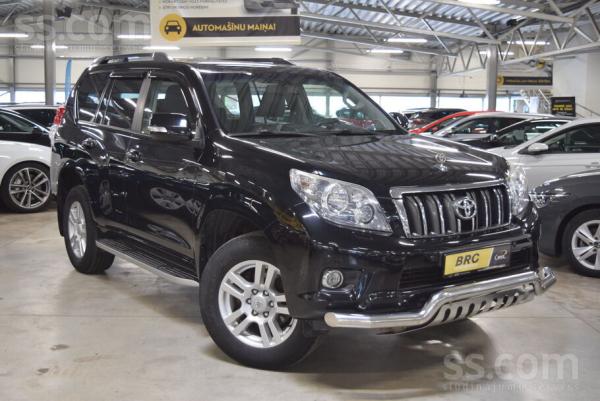 Melns Toyota Land Cruiser 2013 Rīga, ar dzinēja tilpumu 3.00 L un nobraukumu 209 tūkst. km par 23800 €, foto 1 vietnē AUTOMOTO.COM.LV