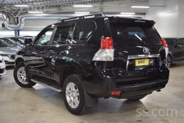 Melns Toyota Land Cruiser 2013 Rīga, ar dzinēja tilpumu 3.00 L un nobraukumu 209 tūkst. km par 23800 €, foto 2 vietnē AUTOMOTO.COM.LV
