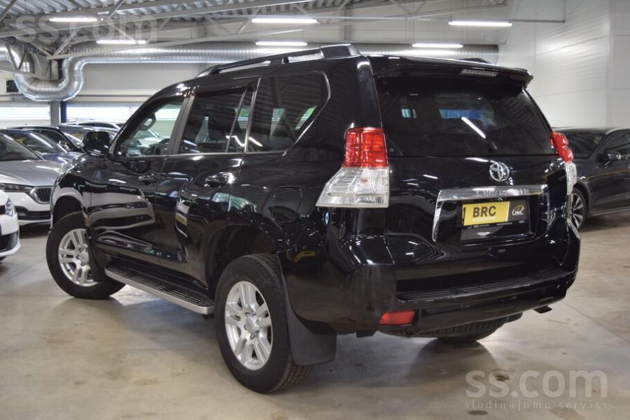 Black Toyota Land Cruiser 2013 in Riga, with an engine capacity of 3.00 L and mileage of 209 thousand km for 23800 €, photo 3 on AUTOMOTO.COM.LV