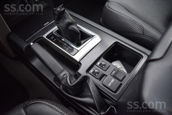 Melns Toyota Land Cruiser 2013 Rīga, ar dzinēja tilpumu 3.00 L un nobraukumu 209 tūkst. km par 23800 €, foto 5 vietnē AUTOMOTO.COM.LV