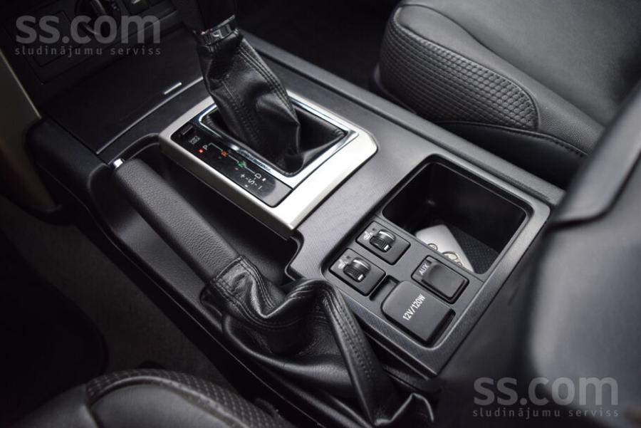 Black Toyota Land Cruiser 2013 in Riga, with an engine capacity of 3.00 L and mileage of 209 thousand km for 23800 €, photo 6 on AUTOMOTO.COM.LV