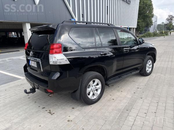 Black Toyota Land Cruiser 2013 in Riga, with an engine capacity of 3.00 L and mileage of 207 thousand km for 22700 €, photo 4 on AUTOMOTO.COM.LV