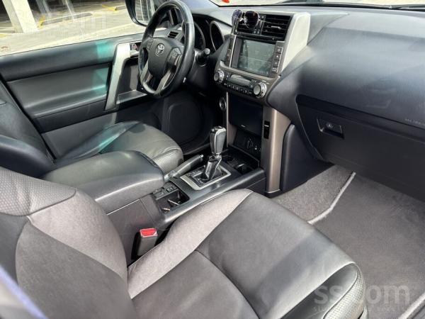Black Toyota Land Cruiser 2013 in Riga, with an engine capacity of 3.00 L and mileage of 207 thousand km for 22700 €, photo 9 on AUTOMOTO.COM.LV