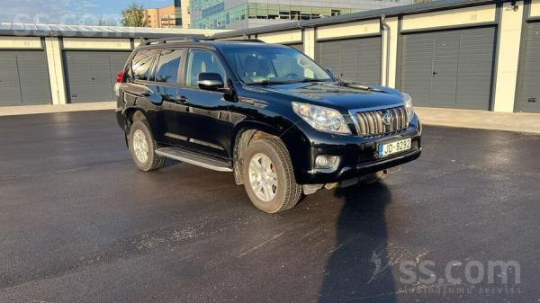 Toyota Land Cruiser 2013 Rīga vietnē Melns Toyota Land Cruiser 2013 Rīga, ar dzinēja tilpumu 3.00 L un nobraukumu 127 tūkst. km par 25500 €, foto 3 vietnē AUTOMOTO.COM.LV