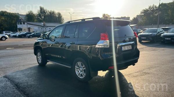 Toyota Land Cruiser 2013 Rīga vietnē Melns Toyota Land Cruiser 2013 Rīga, ar dzinēja tilpumu 3.00 L un nobraukumu 127 tūkst. km par 25500 €, foto 4 vietnē AUTOMOTO.COM.LV