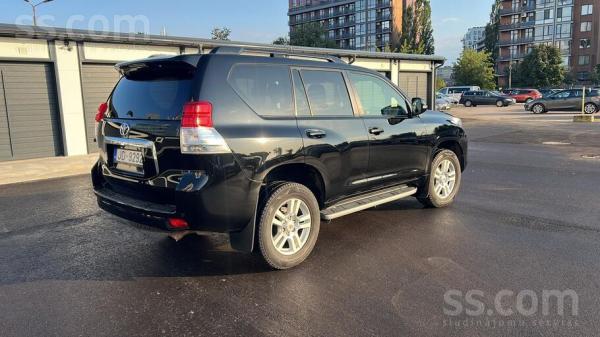 Toyota Land Cruiser 2013 Rīga vietnē Melns Toyota Land Cruiser 2013 Rīga, ar dzinēja tilpumu 3.00 L un nobraukumu 127 tūkst. km par 25500 €, foto 5 vietnē AUTOMOTO.COM.LV