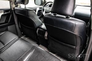 Melns Toyota Land Cruiser 2013 Ogre, ar dzinēja tilpumu 3.00 L un nobraukumu 265 tūkst. km par 21000 €, foto 13 vietnē AUTOMOTO.COM.LV