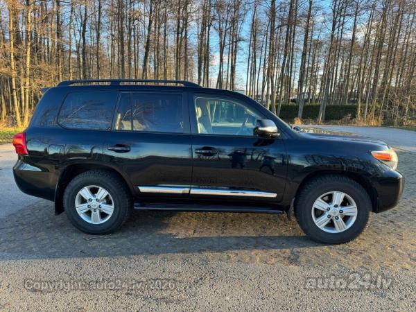 Melns Toyota Land Cruiser 2014 Tallina, ar dzinēja tilpumu 4.50 L un nobraukumu 220 tūkst. km par 39900 €, foto 2 vietnē AUTOMOTO.COM.LV