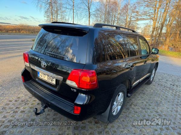Melns Toyota Land Cruiser 2014 Tallina, ar dzinēja tilpumu 4.50 L un nobraukumu 220 tūkst. km par 39900 €, foto 7 vietnē AUTOMOTO.COM.LV