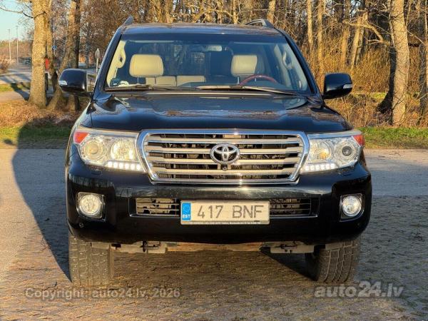 Melns Toyota Land Cruiser 2014 Tallina, ar dzinēja tilpumu 4.50 L un nobraukumu 220 tūkst. km par 39900 €, foto 9 vietnē AUTOMOTO.COM.LV