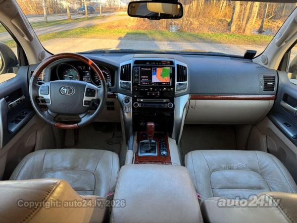 Melns Toyota Land Cruiser 2014 Tallina, ar dzinēja tilpumu 4.50 L un nobraukumu 220 tūkst. km par 39900 €, foto 10 vietnē AUTOMOTO.COM.LV