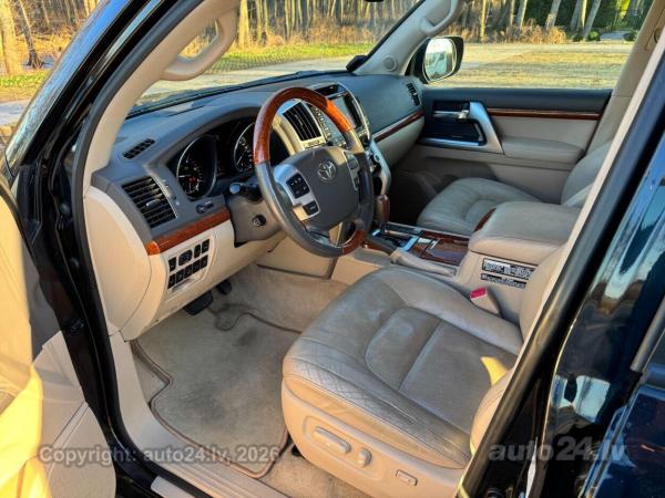 Melns Toyota Land Cruiser 2014 Tallina, ar dzinēja tilpumu 4.50 L un nobraukumu 220 tūkst. km par 39900 €, foto 11 vietnē AUTOMOTO.COM.LV