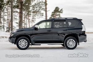 Melns Toyota Land Cruiser 2014 Pērnava, ar dzinēja tilpumu 3.00 L un nobraukumu 157 tūkst. km par 31500 €, foto 2 vietnē AUTOMOTO.COM.LV