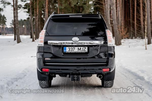 Melns Toyota Land Cruiser 2014 Pērnava, ar dzinēja tilpumu 3.00 L un nobraukumu 157 tūkst. km par 31500 €, foto 9 vietnē AUTOMOTO.COM.LV