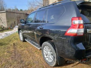 Melns Toyota Land Cruiser 2014 Tallina, ar dzinēja tilpumu 3.00 L un nobraukumu 0 tūkst. km par 28000 €, foto 3 vietnē AUTOMOTO.COM.LV