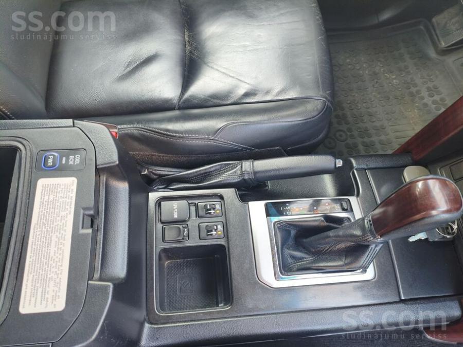 Melns Toyota Land Cruiser 2014 Rīga, ar dzinēja tilpumu 3.00 L un nobraukumu 227 tūkst. km par 26000 €, foto 11 vietnē AUTOMOTO.COM.LV