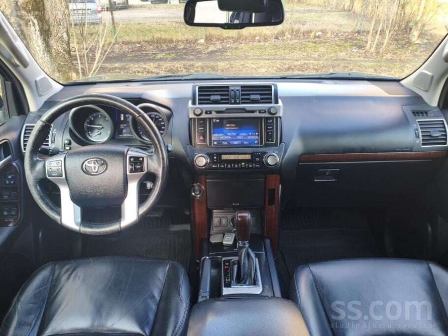 Melns Toyota Land Cruiser 2014 Rīga, ar dzinēja tilpumu 3.00 L un nobraukumu 227 tūkst. km par 26000 €, foto 5 vietnē AUTOMOTO.COM.LV