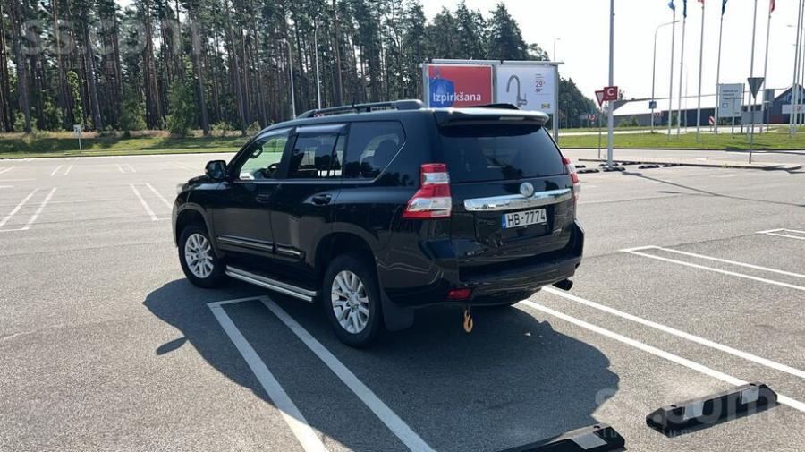 Black Toyota Land Cruiser 2014 in Riga, with an engine capacity of 3.00 L and mileage of 210 thousand km for 29000 €, photo 5 on AUTOMOTO.COM.LV