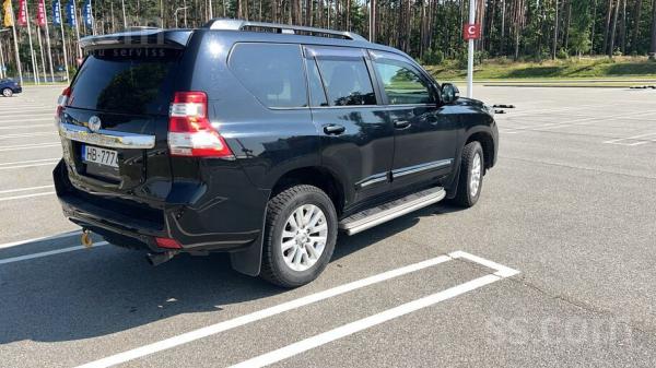 Melns Toyota Land Cruiser 2014 Rīga, ar dzinēja tilpumu 3.00 L un nobraukumu 210 tūkst. km par 29000 €, foto 5 vietnē AUTOMOTO.COM.LV