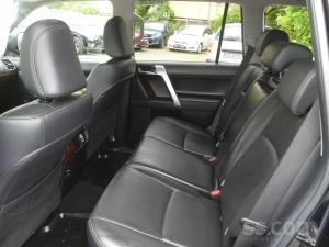 Black Toyota Land Cruiser 2014 in Riga, with an engine capacity of 3.00 L and mileage of 210 thousand km for 29000 €, photo 10 on AUTOMOTO.COM.LV