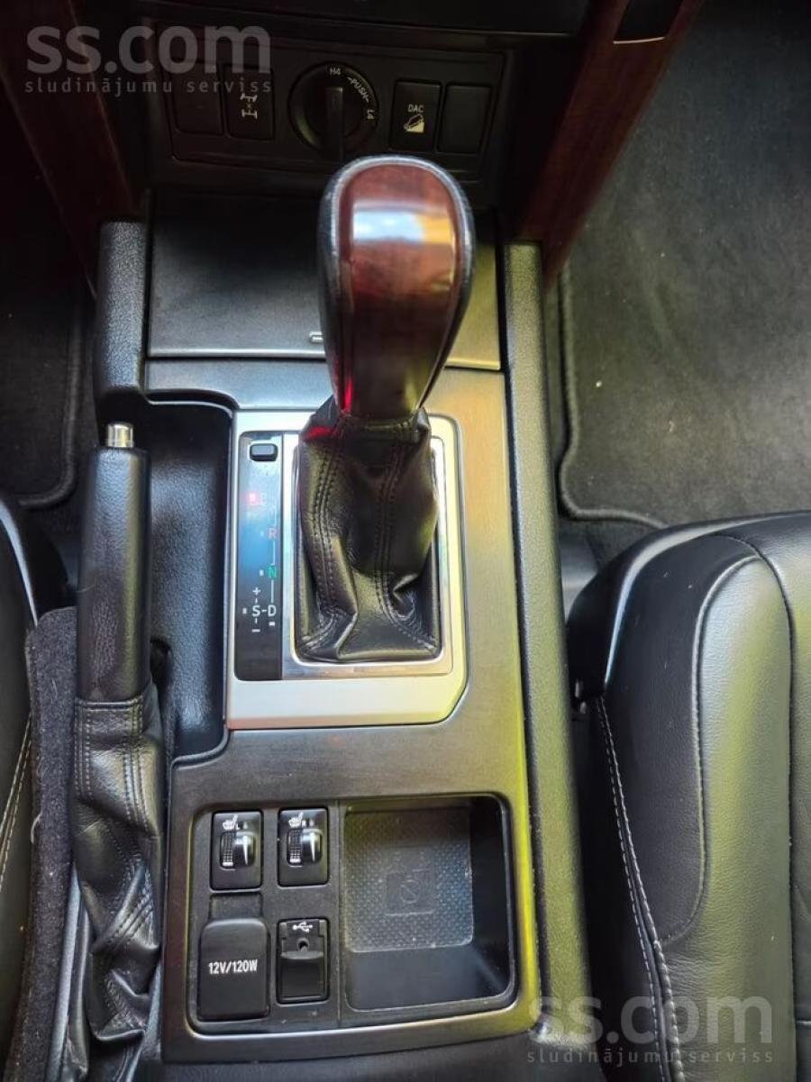 Black Toyota Land Cruiser 2014 in Riga, with an engine capacity of 3.00 L and mileage of 210 thousand km for 29000 €, photo 16 on AUTOMOTO.COM.LV