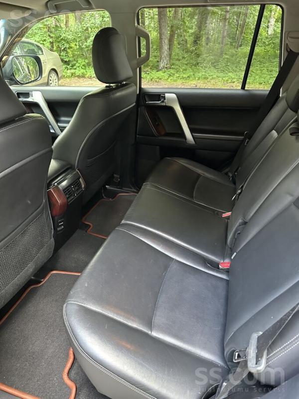 Melns Toyota Land Cruiser 2014 Rīga, ar dzinēja tilpumu 3.00 L un nobraukumu 112 tūkst. km par 31900 €, foto 10 vietnē AUTOMOTO.COM.LV