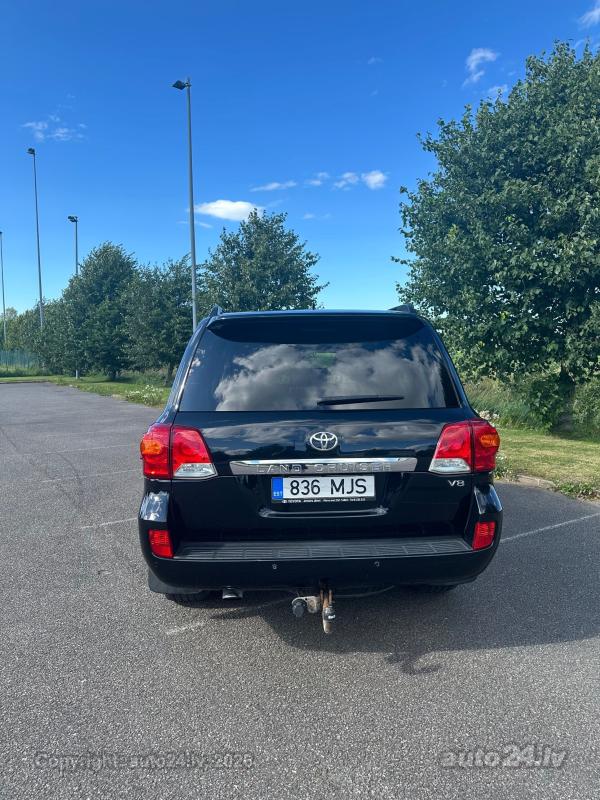 Black Toyota Land Cruiser 2014 in Tallinn, with an engine capacity of 4.50 L and mileage of 302 thousand km for 37000 €, photo 6 on AUTOMOTO.COM.LV