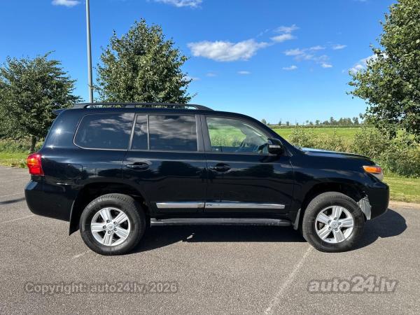 Black Toyota Land Cruiser 2014 in Tallinn, with an engine capacity of 4.50 L and mileage of 302 thousand km for 37000 €, photo 8 on AUTOMOTO.COM.LV