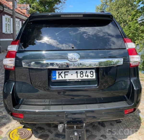 Black Toyota Land Cruiser 2015 in Riga, with an engine capacity of 2.80 L and mileage of 198 thousand km for 27000 €, photo 4 on AUTOMOTO.COM.LV