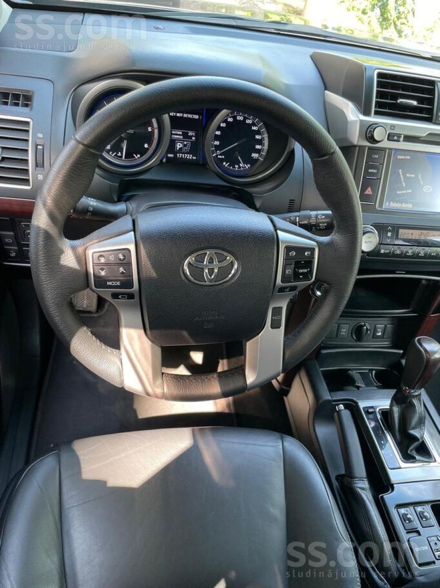 Melns Toyota Land Cruiser 2015 Rīga, ar dzinēja tilpumu 2.80 L un nobraukumu 198 tūkst. km par 27000 €, foto 6 vietnē AUTOMOTO.COM.LV