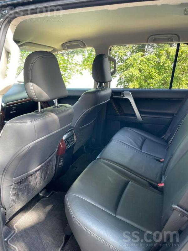 Black Toyota Land Cruiser 2015 in Riga, with an engine capacity of 2.80 L and mileage of 198 thousand km for 27000 €, photo 8 on AUTOMOTO.COM.LV