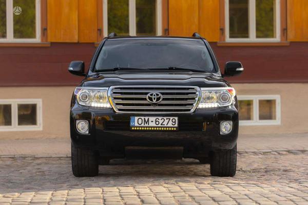 Black Toyota Land Cruiser 2015 in Jelgava, with an engine capacity of 4.46 L and mileage of 229 thousand km for 43000 €, photo 2 on AUTOMOTO.COM.LV