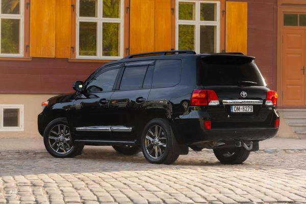 Black Toyota Land Cruiser 2015 in Jelgava, with an engine capacity of 4.46 L and mileage of 229 thousand km for 43000 €, photo 4 on AUTOMOTO.COM.LV