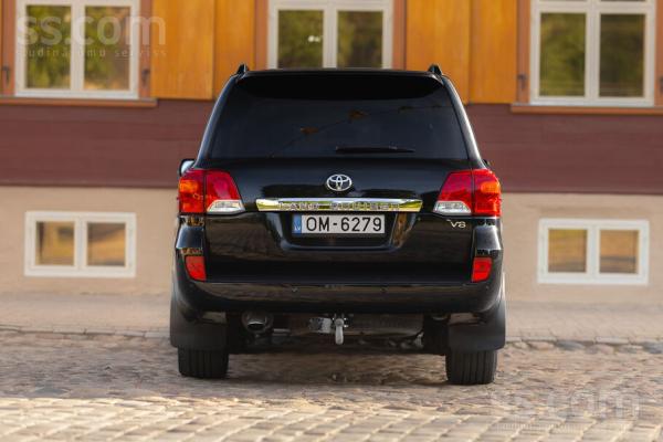 Melns Toyota Land Cruiser 2015 Jelgava, ar dzinēja tilpumu 4.50 L un nobraukumu 229 tūkst. km par 41500 €, foto 5 vietnē AUTOMOTO.COM.LV