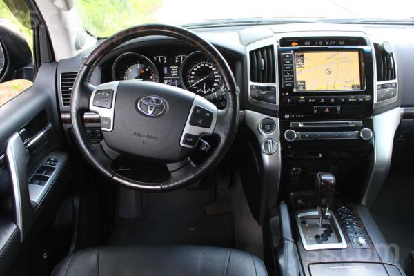 Melns Toyota Land Cruiser 2015 Rīga, ar dzinēja tilpumu 4.50 L un nobraukumu 213 tūkst. km par 46500 €, foto 10 vietnē AUTOMOTO.COM.LV