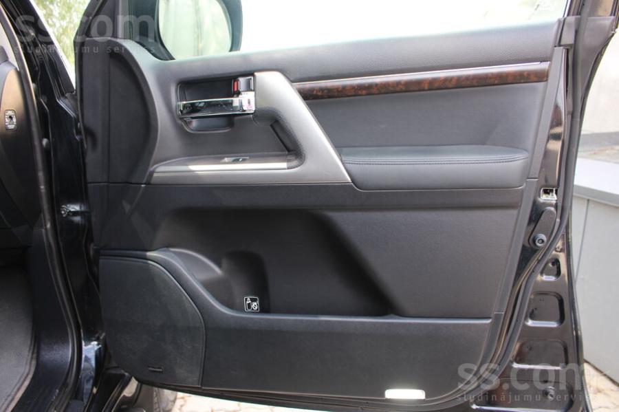 Melns Toyota Land Cruiser 2015 Rīga, ar dzinēja tilpumu 4.50 L un nobraukumu 213 tūkst. km par 46500 €, foto 28 vietnē AUTOMOTO.COM.LV