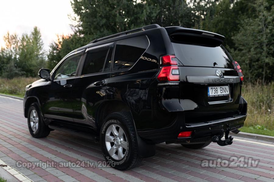 Melns Toyota Land Cruiser 2015 Tallina, ar dzinēja tilpumu 3.00 L un nobraukumu 210 tūkst. km par 27700 €, foto 3 vietnē AUTOMOTO.COM.LV