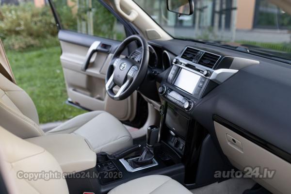 Melns Toyota Land Cruiser 2015 Tallina, ar dzinēja tilpumu 3.00 L un nobraukumu 210 tūkst. km par 27700 €, foto 10 vietnē AUTOMOTO.COM.LV