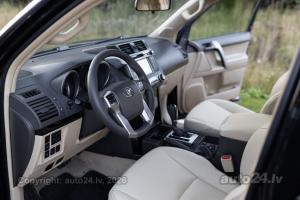 Melns Toyota Land Cruiser 2015 Tallina, ar dzinēja tilpumu 3.00 L un nobraukumu 210 tūkst. km par 27700 €, foto 12 vietnē AUTOMOTO.COM.LV