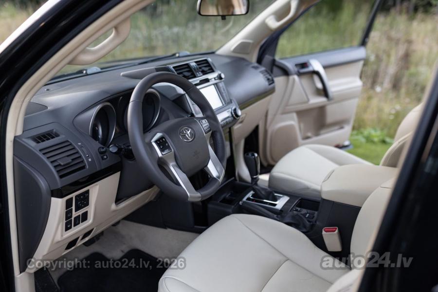 Melns Toyota Land Cruiser 2015 Tallina, ar dzinēja tilpumu 3.00 L un nobraukumu 210 tūkst. km par 27700 €, foto 12 vietnē AUTOMOTO.COM.LV